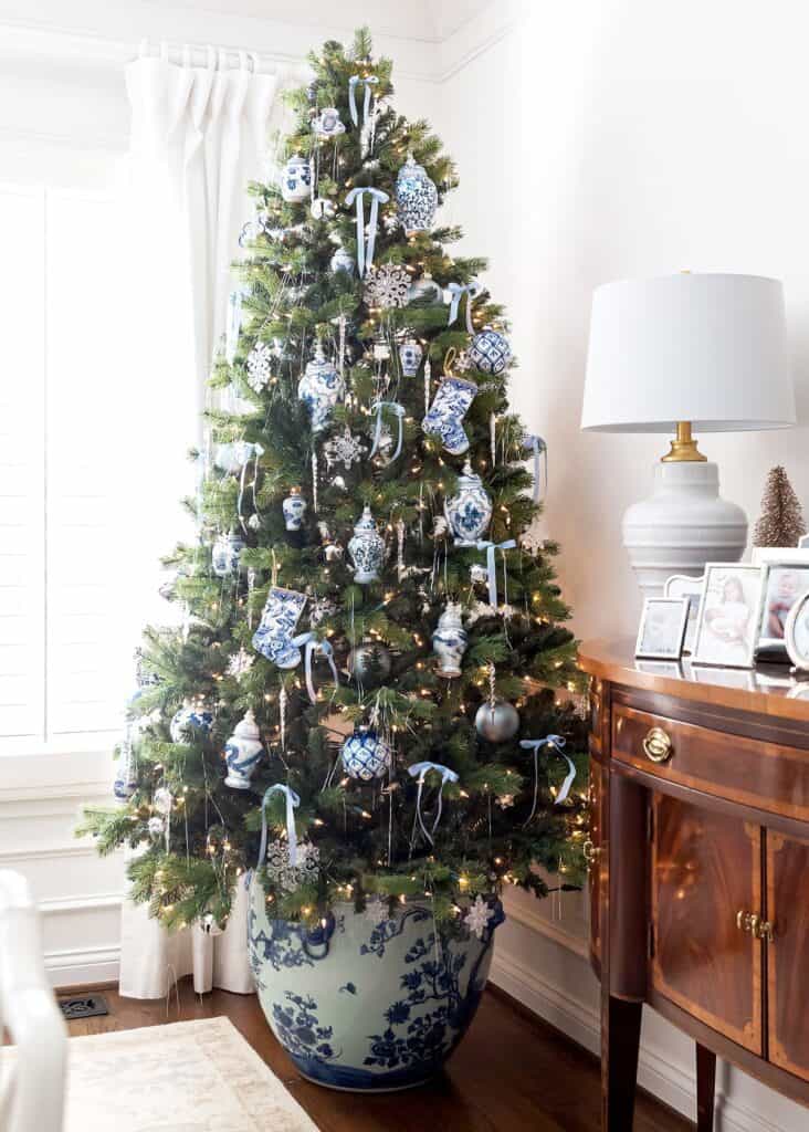 21 Beautiful Blue and White Christmas Tree Decor Ideas